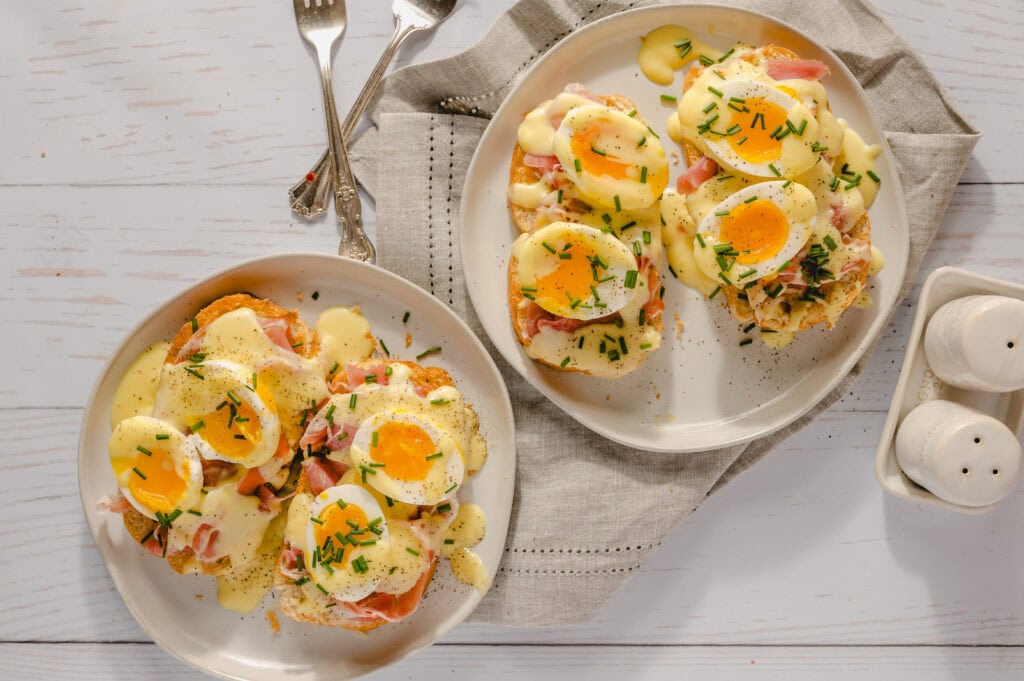 Easy Eggs Benedict Toast - Hey Recipe
